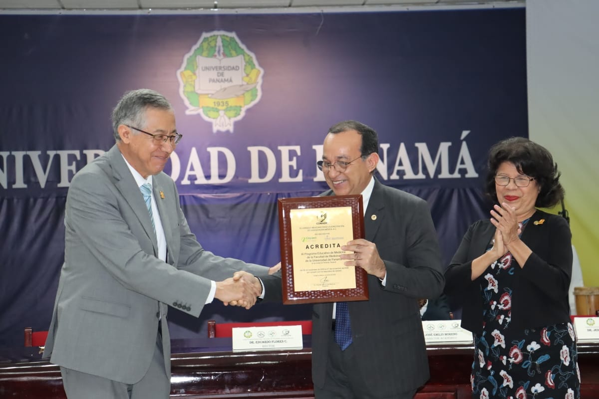 Entrega de constancia de acreditación al Programa de Medicina de la Facultad de Medicina de la ...