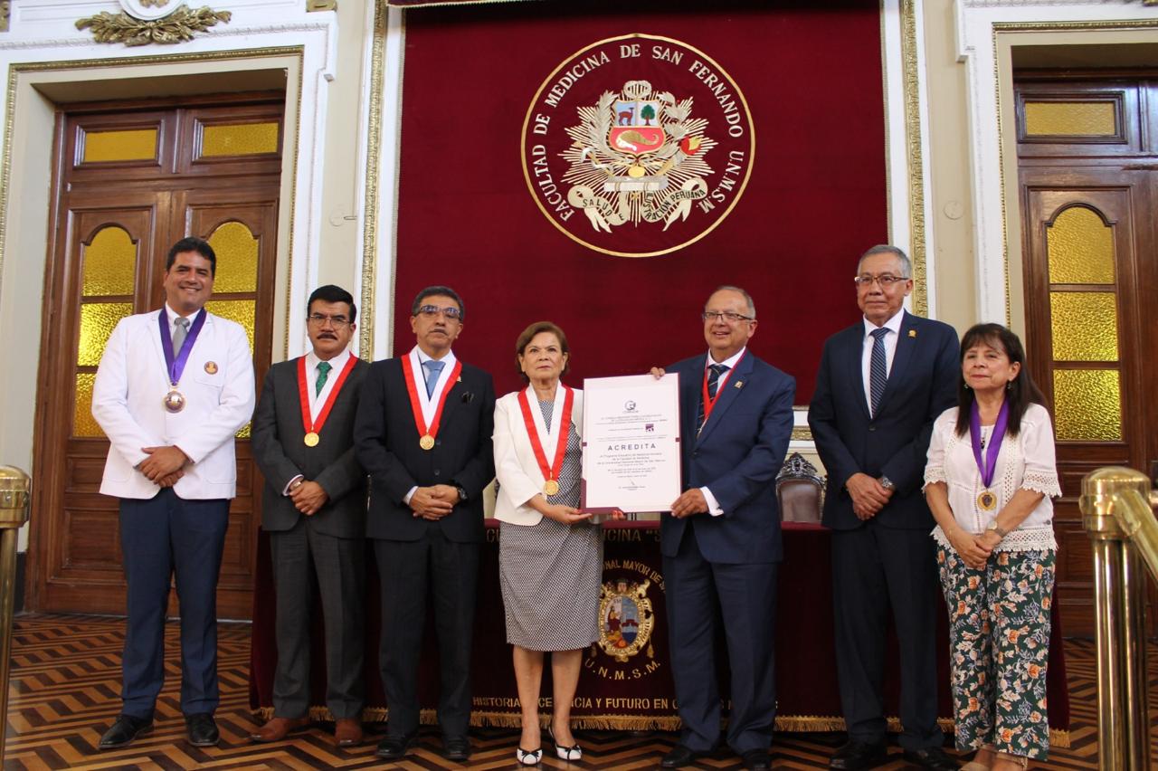 Entrega de constancia de acreditación al Programa Educativo de Medicina Humana de la Facultad de ...